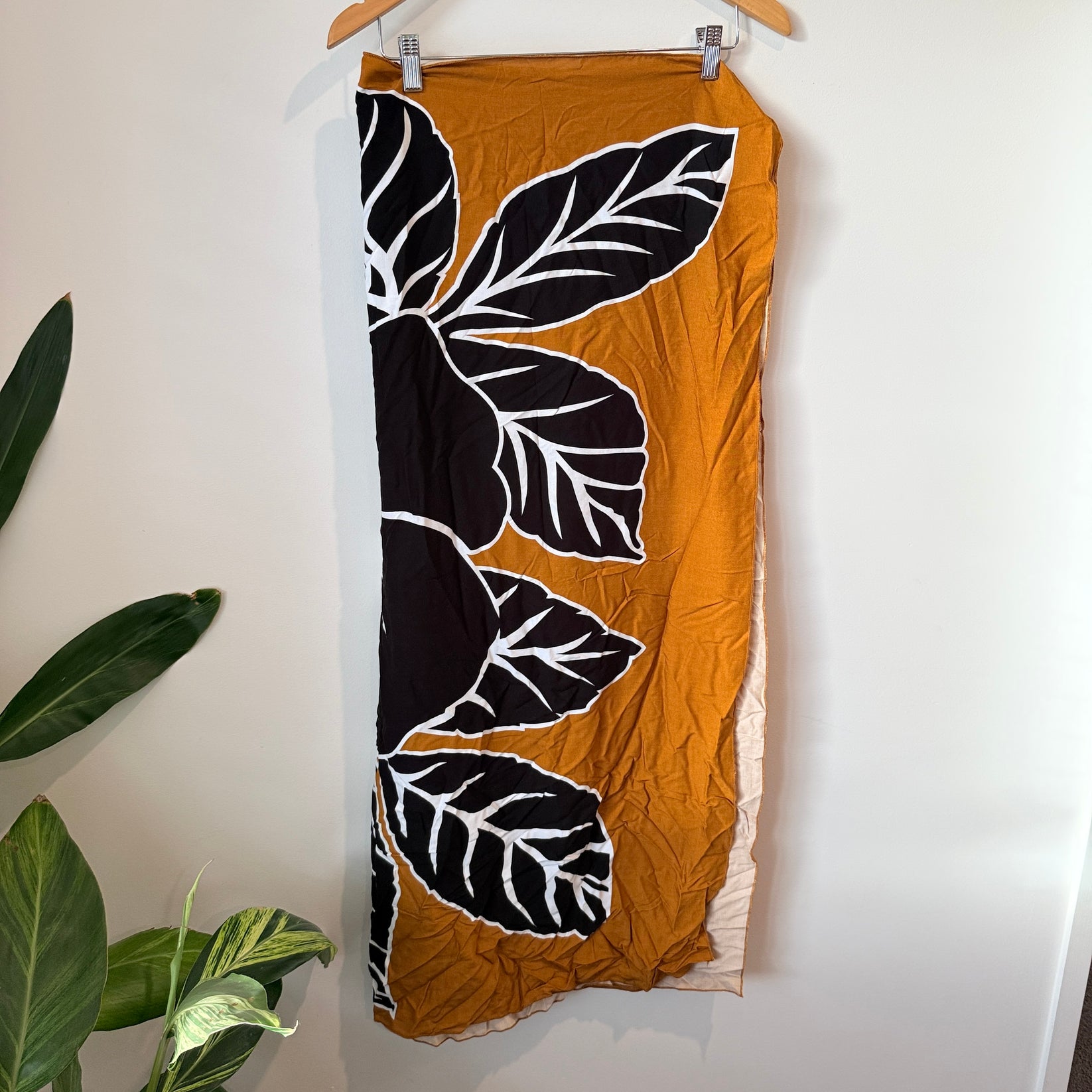 Tapa Print Pareu / Sarong – Brown & Black – The Value Junction